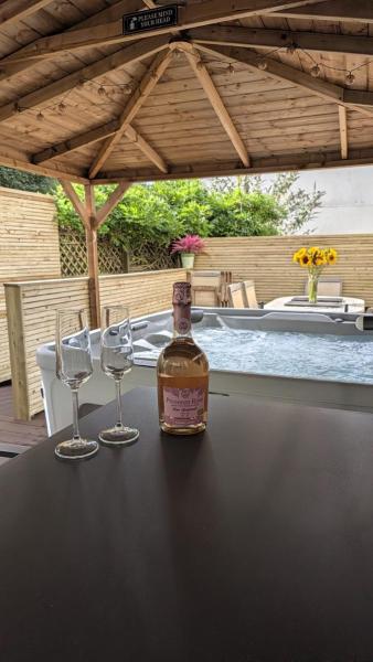 7 Seater Hot Tub Townhouse With Disabled Access Apartment, Sleeps 15, Private Off Road Parking Space With Ev Point, Inside Accessible Jaccuzi Bath, Netflix And Wifi, Near Argyle, Boutique Shops Eateries And Pubs - Plymouth