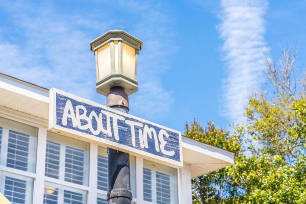 About Time - Classic Folly Beach Home - Block From The Beach - Private Dock - Folly Beach, SC