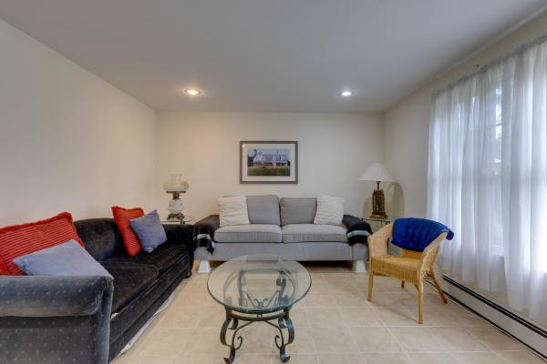 1 Mi To The Water! Mastic Beach Apt - Mastic Beach, NY