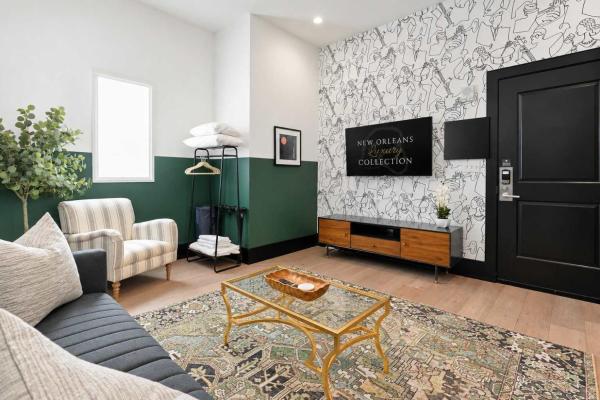 Downtown Suite With Rooftop Pool Game Room & Gym - New Orleans, LA