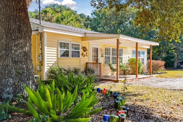 401 E Huron Sunshine House Mins From The Beach - Folly Beach, SC