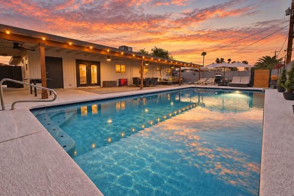 Modern Phoenix Escape , Private Pool , 5 Bedrooms - Maryvale Village – Phoenix