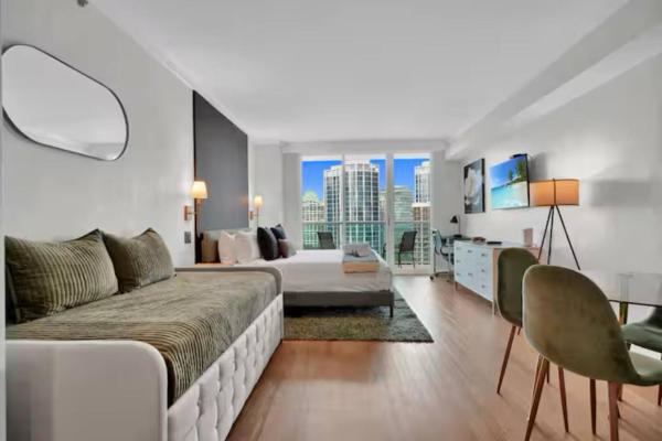 King Studio, Sleeps 4, Free Parking - Miami, FL