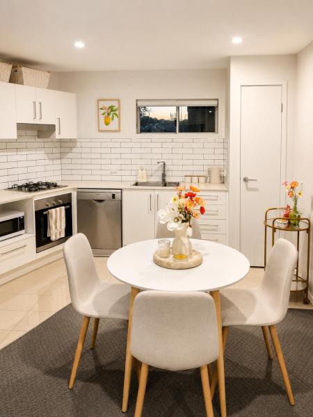 Bright & Stylish Albion Apartment - Balcony, Car Park & Close To Brisbane Cbd - バルモラル