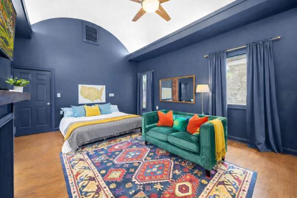 Stylish King Studio In The Heart Of The Highlands - Louisville, KY