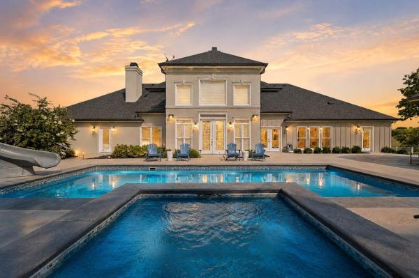 Stunning Luxury Villa W Private Blue Pool Oasis - Lebanon, TN