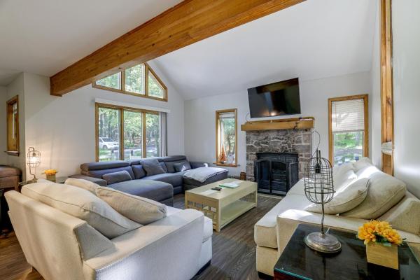 Hot Tub + Game Room: Peaceful Poconos Home! - Pennsylvania