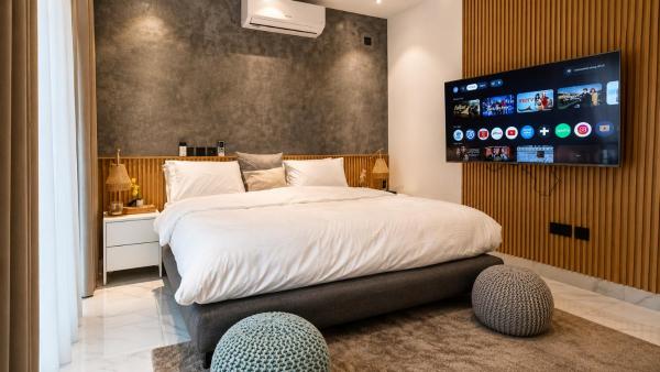 Luxury Executive Balcony Suite At The Hidden Domus I Elmina Suite - Accra