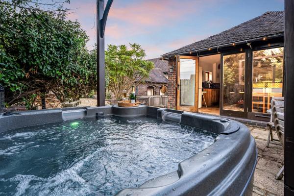 Lymes Barn Luxury Stay- Hot Tub, Games Room, Gym- Sleeps 14 - Stoke-on-Trent