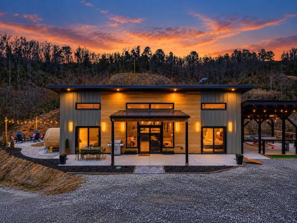 Luxe Mtn Cabin - Sleeps 9 - Sauna - Hot Tub - Games - Cherokee, NC