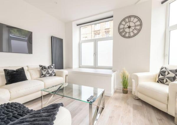 Modern House With Convenient Location Close To City Center - Fife