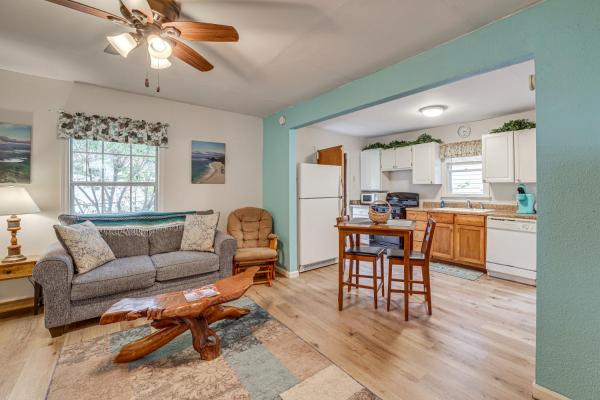 Cozy, Convenient! Tulsa Stay Near Dtwn & Route 66 - Yahola Lake, OK