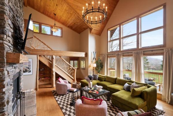 Velvet Timber Haus | Hottub, Sauna, Firepit, Games - State of New York