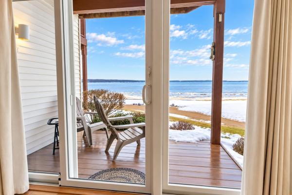 Bay Breeze 107 Beachfront Condo Near Downtown Tart Trail - Traverse City, MI
