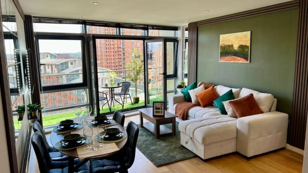 Luxury Riverside Balcony Retreat - City Centre - Leeds