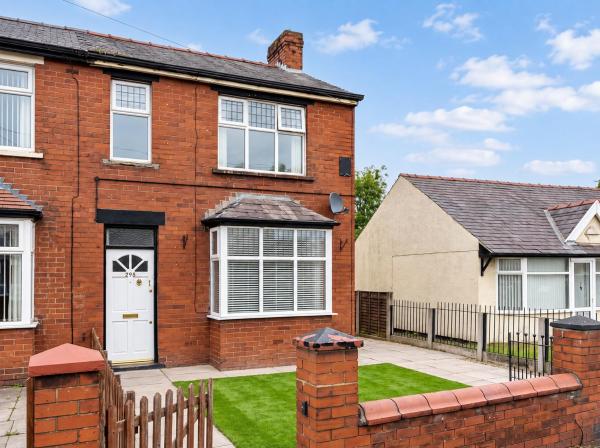 3 Bed Home Free Parking - Bolton