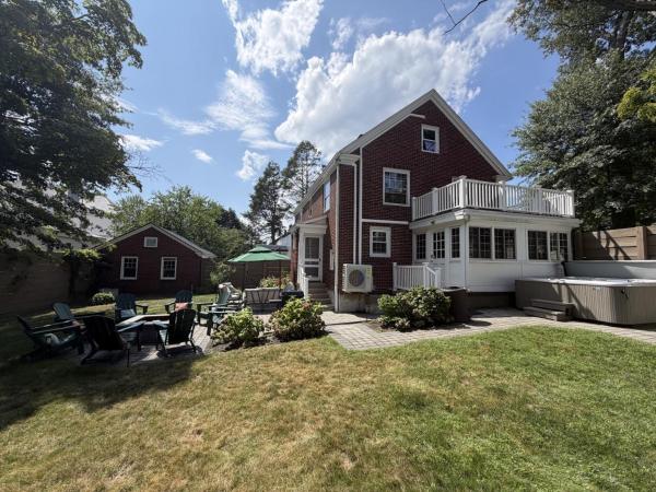 Cozy Colonial Home Hot Tub, Game Room ,Home Theatre,karaoke - Framingham, MA