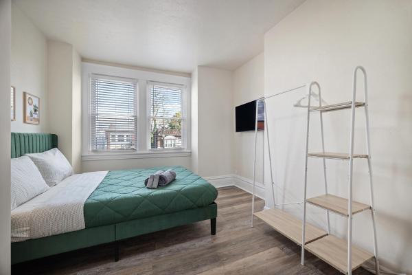 Private Room B With Queen | Walkable To Bus Stop - Pittsburgh, PA