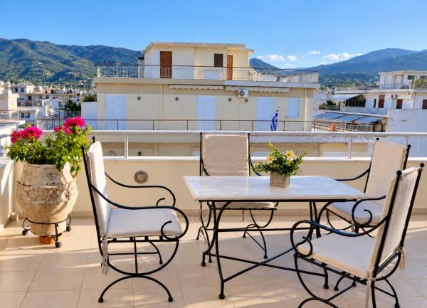 Nini's Maison - Terrace Living Above Kalamata City - Kalamáta