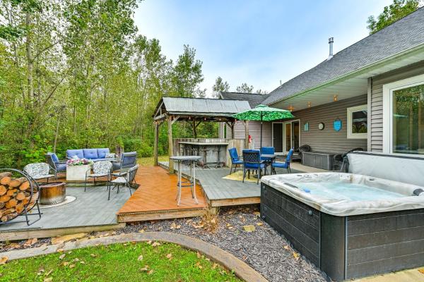 Hot Tub, Game Room & Steps To Pond! Elkhart Escape - Elkhart, IN