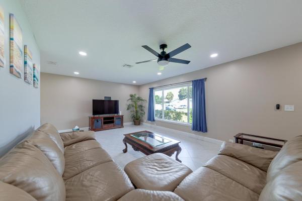 Easy Beach Access! Modern Lake Worth Escape - Atlantis, FL
