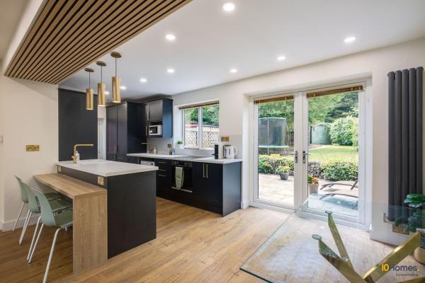 Stylish Family Friendly Home In The Heart Of Prestwich - Sleeps 4 - Manchester