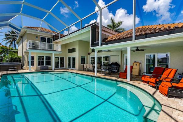 Spacious Dog Friendly Home With Private Pool & Hot Tub Dock & Close To Everything - Marco Island, FL