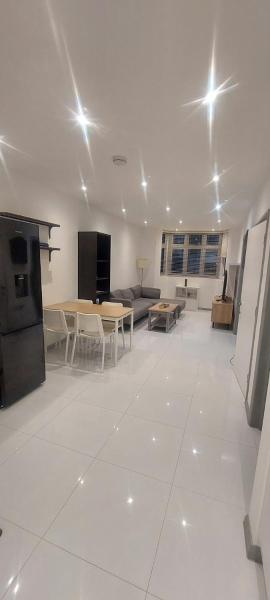 Flat In South Woodford - Woolwich