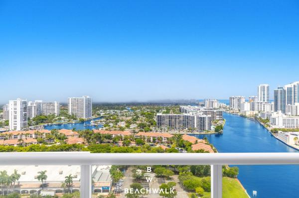 High-floor Studio Intracoastal & Shuttle - Hallandale Beach, FL