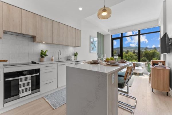 Aqua Waterfront Village - 2 Bedroom Luxury Condo - Kelowna