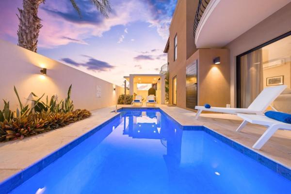 Charming Villa With Serene Pool And Modern Gym - Aruba