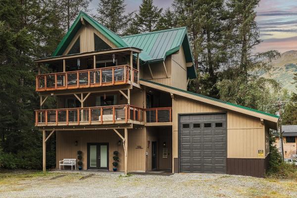 Girdwood Mountain Retreat Hot Tub And Sauna - Alyeska, AK