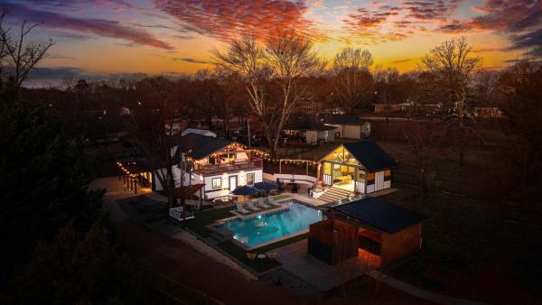Greer Farmhouse Reserve Saltwater Pool & Spa - Greer, SC