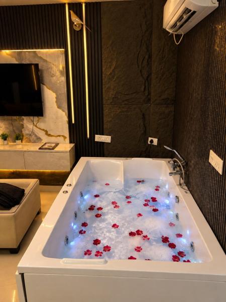Almara Stays Studio With Jacuzzi - Ghaziabad