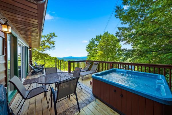 Mtn Views, Infrared Sauna, Arcade-projector Loft, Full Kitchen - Gatlinburg, TN
