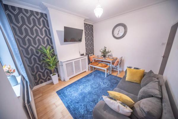 4-bed Derby House, Sleeps 8, Near City Centre - Derby, UK