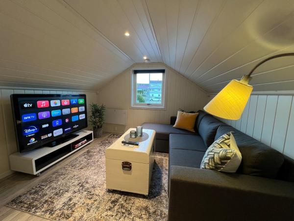 Cozy Loft With Terrace, Close To The Lake, Mountains And ÅLesund - Ålesund