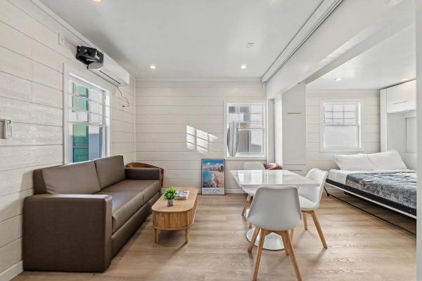 Surf Side Beach Bungalow With Direct Beach Access - Santa Monica, CA