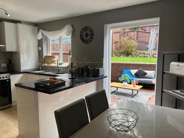 Bridgend Bliss Retreat - Spacious 4 Bedroom House - Bridgend