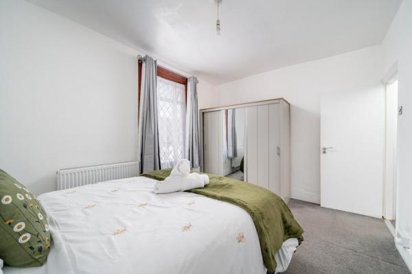 Elegant 4bedroom House With Garden, Parking & Excellent Transport Links In Rochester - Chatham