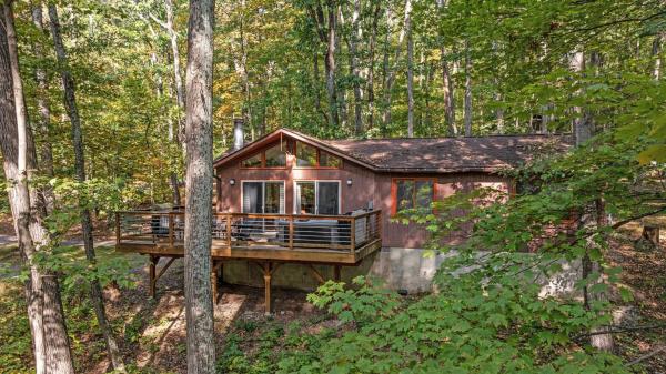 Wooded Nest, Cozy 3br Chalet Near Spas, Downtown Berkeley Springs & Hiking - Berkeley Springs, WV