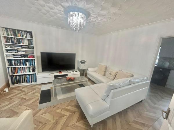 3 Double Beds 2 Bathrooms Free Parking With Flexible Check-in - Bolton