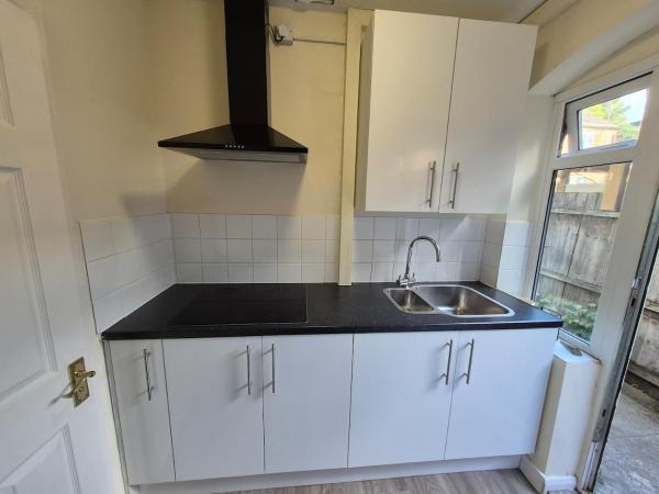 Small Appointment, Kitchen, Closer 2 Train Station - Farnham