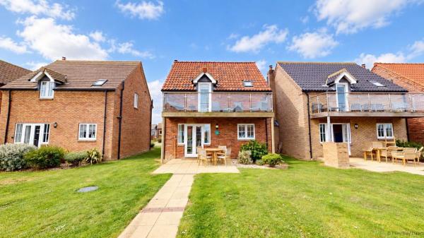 Sea Urchins, The Bay, 2 Bedrooms With Ensuites, Balcony With Sea View, Parking, 2 Dogs Welcome - Hunmanby