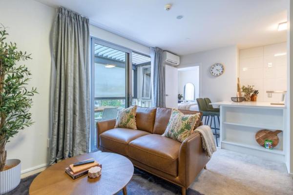 1 Bed Cbd Apartment - Private Balcony & Carpark - Christchurch