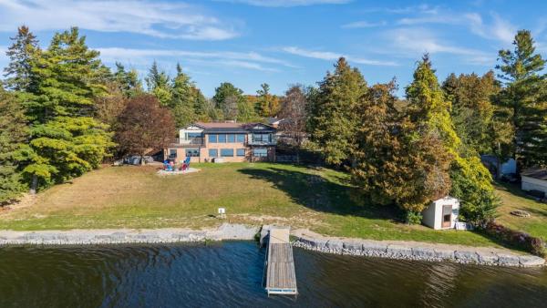 Waterfront Cottage Boats Hot Tub Firepit And Bbq - Peterborough, Canadá