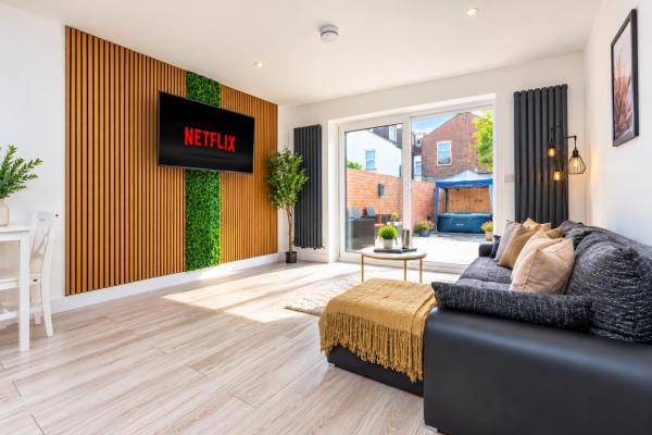 Open Mind Property- Stylish 5br, Hot Tub & Parking - Hampshire