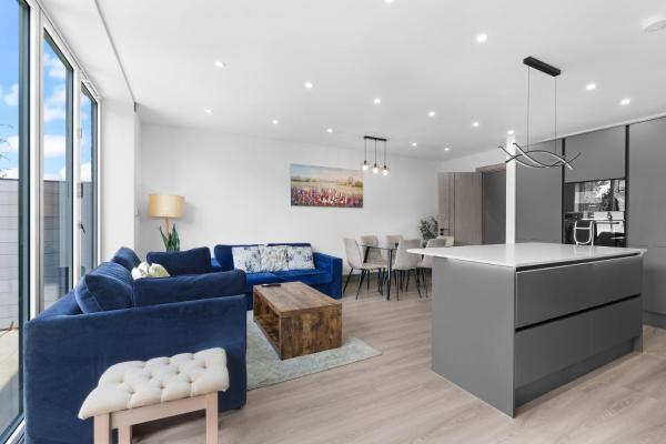 Luxaura Homes 6-bed Detached House In Maidenhead - Maidenhead