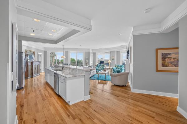 3br Lake-view Condo With Pool, Hot Tub, Fireplace, And Balcony. - Harbor Springs, MI