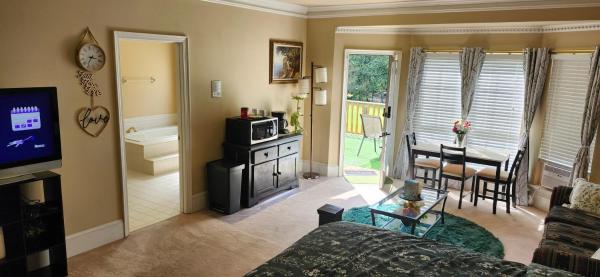 Outer Access Room In Family Home - Monroe, GA